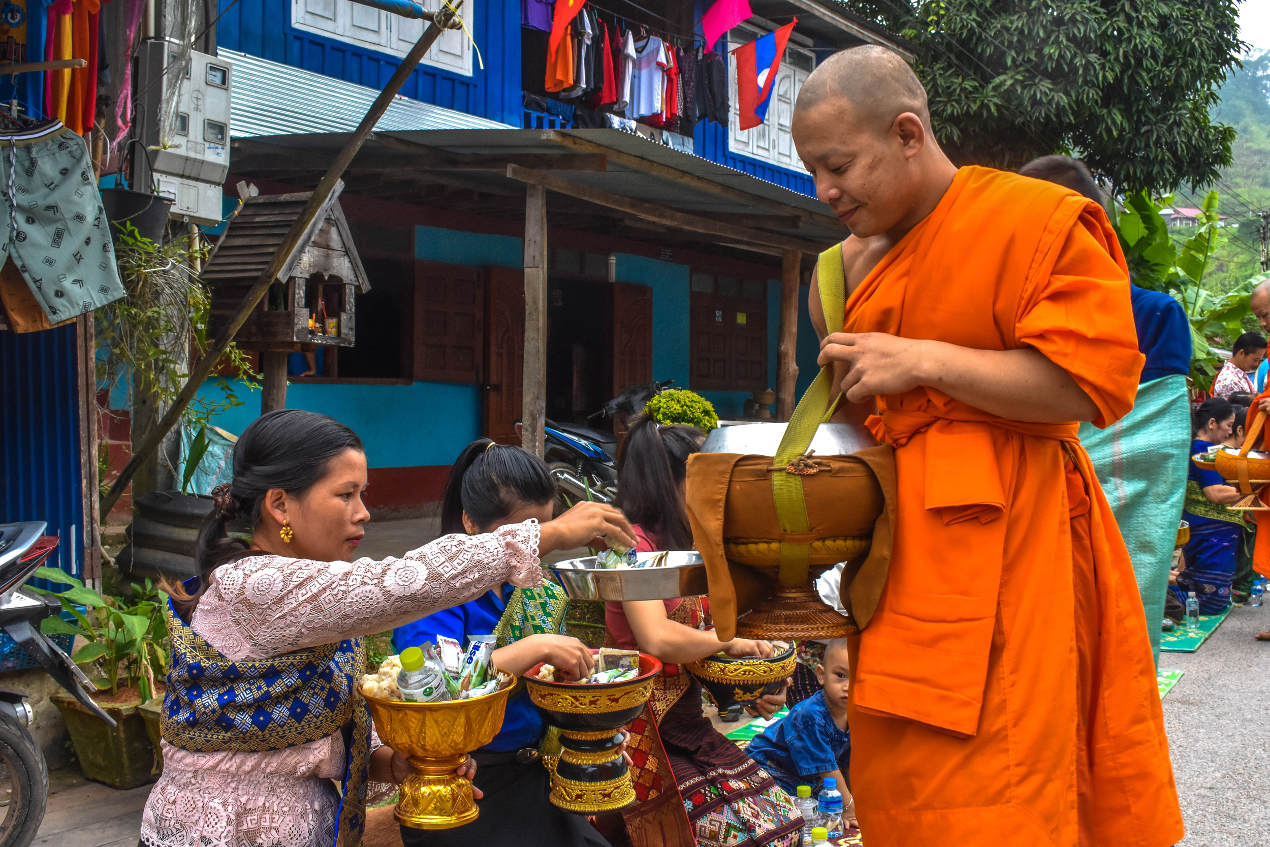 Morning Alms-Giving (2hrs tours) - Tours - Legrand Pakbeng Resort